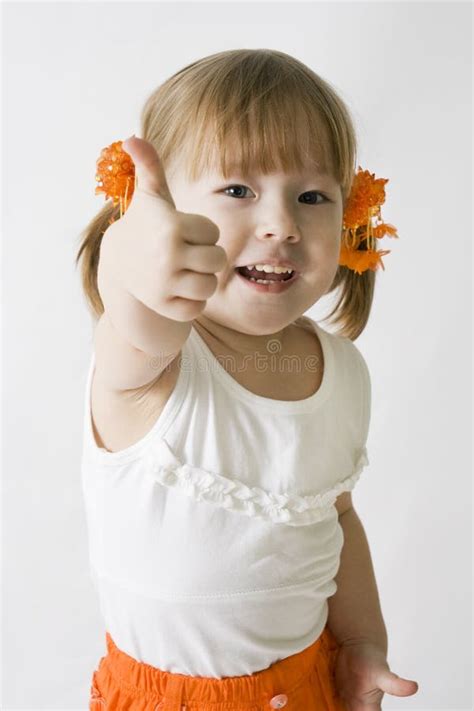 Menina Que Faz O Sinal APROVADO Imagem De Stock Imagem De Humor Conceito 10688319