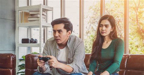 젊은 아시아 부부는 컴퓨터 게임 중독으로 고통받습니다 가족 문제 개념입니다 사진 Unsplash의 사진술 이미지