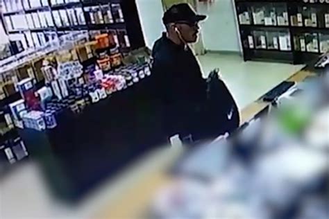 Preso suspeito flagrado praticando vários assaltos em comércios de Curitiba assista