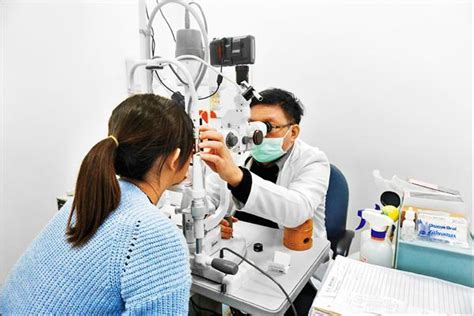 婦日夜黏手機 惹上乾眼症 自由健康網
