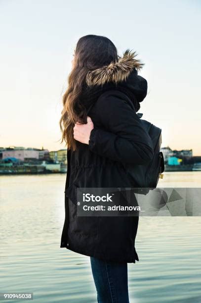 강 근처에 매력적인 젊은 Hipster 여행자 소녀 강에 대한 스톡 사진 및 기타 이미지 강 걷기 경관 Istock