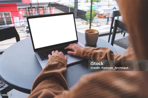 빈 흰색 데스크톱 화면으로 노트북 컴퓨터에서 사용하고 입력하는 여성의 모형 이미지 가정 생활에 대한 스톡 사진 및 기타 이미지 가정 생활 개념 공란 Istock