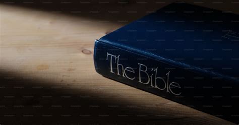 나무 탁자 위에 놓인 파란 책 사진 Unsplash의 성서 이미지