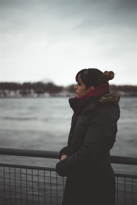 Femme Debout à Côté De La Clôture Photo Photo Canada Gratuite Sur