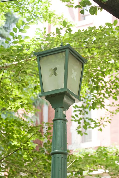 慶應義塾の徽章ペンマークは、明治18年頃に塾生有志が教科書にあった「 慶應義塾 Keio University