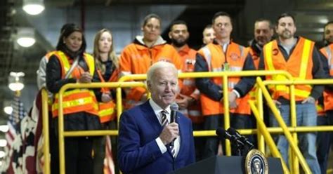 재선 도전 앞둔 바이든 연일 인프라법 행보…투자·일자리 부각