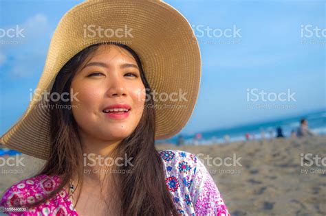 가까이 아름 다운 젊은 라이프 스타일 초상화와 중국 아시아 행복 관광 여자 여름 모자 미소에 쾌활 한 여름을 즐기는 카메라 보고