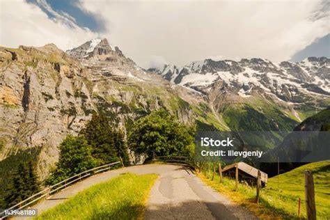 스위스의 아름다운 풍경 인터라켄 카운티의 피크 융프라우요흐 라우터브루넨 마을 0명에 대한 스톡 사진 및 기타 이미지 0명 가문비나무 경관 Istock