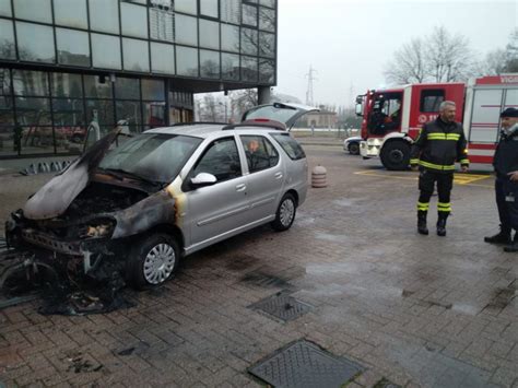 Reggio Emilia Auto In Fiamme Nel Parcheggio Del Meridiana FOTO