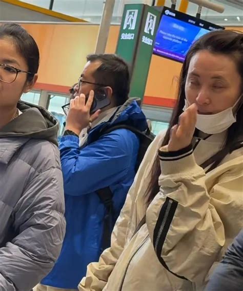 50岁蒋勤勤现身机场，穿衣朴素，素颜状态显老，像进城打工的村妇