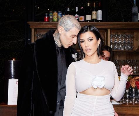 Kourtney Kardashian Surprises Travis With A Pregnancy Placard Bona