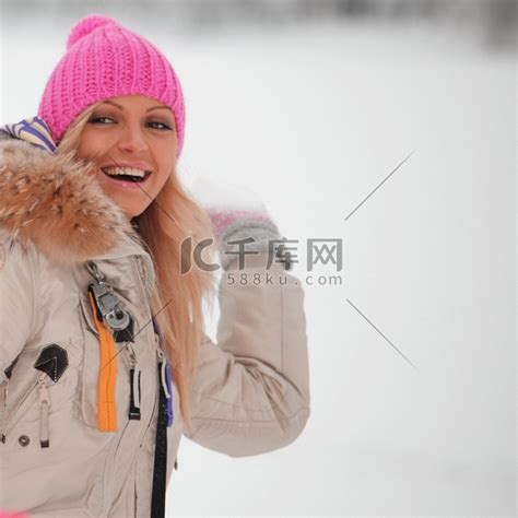 冬天的女人在雪地上玩雪球高清摄影大图 千库网