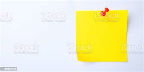 빈 노란색 종이 메모 패드 는 코르크 흰색 배경에 스티커 메모를 미리 알림 텍스트의 빈 공간입니다 사무용 장비 0명에 대한 스톡 사진 및 기타 이미지 Istock