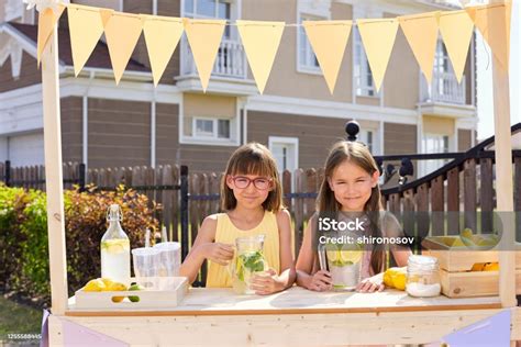 작은 깃발로 장식 된 나무 포장 마차 옆에 서있는 행복한 사랑스러운 어린 소녀 가족에 대한 스톡 사진 및 기타 이미지 가족 레몬 소다 미소 Istock