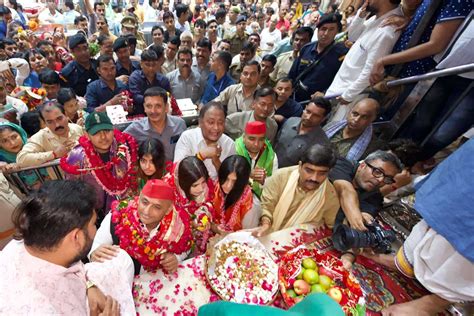 अखिलेश यादव पत्नी डिंपल समेत परिवार के साथ मथुरा वृन्दावन पहुंचे