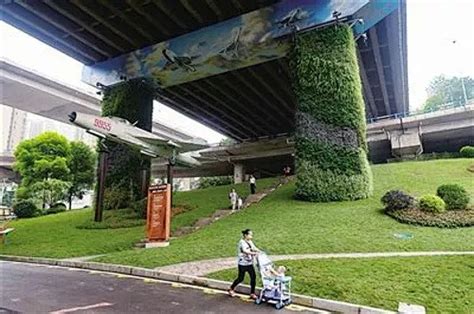 鹅公岩大桥下藏了一个打卡好去处 自鹅公岩大桥北桥头下立体绿化项目建成后这里成为了市民锻炼休闲的好去处64岁的刘大爷家住鹅公岩大桥