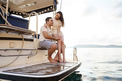 Casal Apaixonado Passando Um Tempo Em Um Iate No Mar Foto Premium