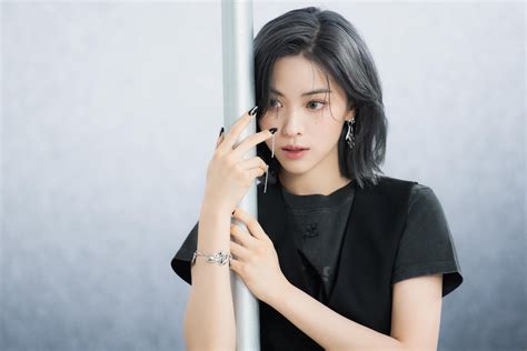 221201 Itzy Cheshire Jacket Behind Images R Itzy
