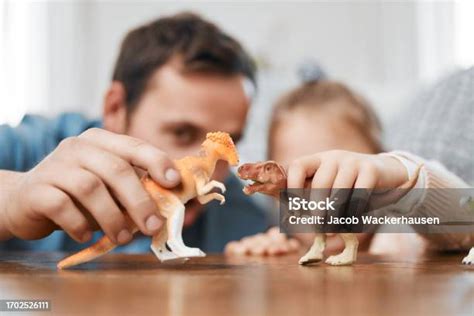 놀고 공룡과 유대감 어린 시절과 테이블 위에서 아버지와 아이의 손 클로즈업 함께 그리고 남자 아빠 또는 아이와 함께 집에서 행복 오락 또는 가족을 위한 장난감 아이에 대한