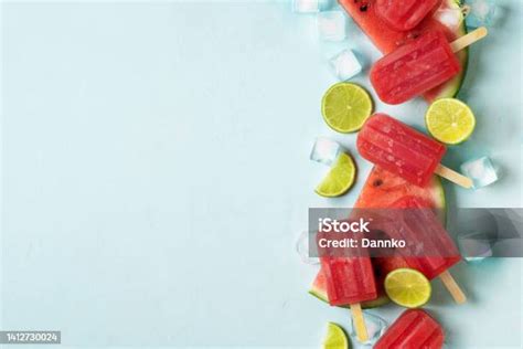 파란색 배경에 얼음 큐브와 라임이있는 아이스크림 팝시클 수박 감귤류 과일에 대한 스톡 사진 및 기타 이미지 감귤류 과일 개념 건강한 식생활 Istock