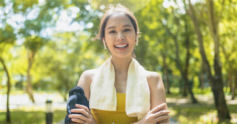 스포츠 아시아 여성 십대 초상화 촬영 아침 달리기 조깅 건강 한 일상 활동 공공 공원에서 일요일 아시아 여성 착용 스포츠 착용 미소는 달리기 운동에서 휴식을 취하는 동안