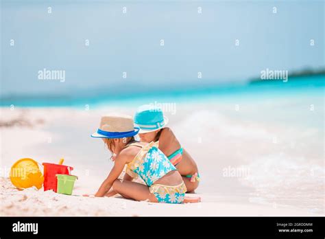 Kinder Spielen Am Strand Stockfotografie Alamy