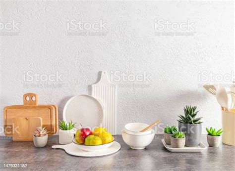 다양한 환경 친화적 인 요리 도마 그릇에 과일 세트가 있는 아름다운 주방 배경 텍스트 공간 과일 바구니에 대한 스톡 사진 및