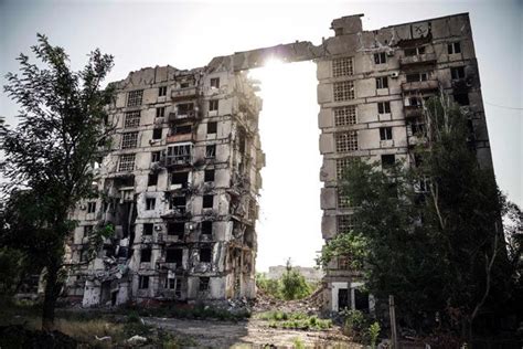 中央部を破壊されたウクライナの建物＝20：ロシア軍ウクライナ侵攻 写真特集：時事ドットコム