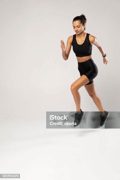 레이디 점프 높은 트레이닝 마라톤 결승선 착용 스포츠 슈트 고립 된 흰색 배경의 전체 길이 사진 달리기에 대한 스톡 사진 및 기타 이미지 Istock