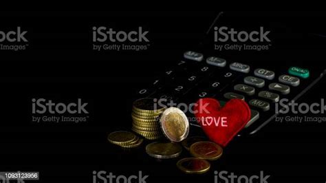 Corazón Rojo Pila De Monedas Apiladas Y Calculadora Fondo Negro