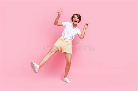 Full Body Length Cadre Of Carefree Young Woman Dancing Boogie Woogie