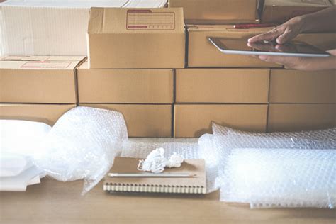 직장에서 일 시작 중소 기업 소유자입니다 프리랜서 여자 판매자 확인 제품 주문 배달에 대 한입니다 온라인 판매 전자 상거래 운송 개념 거래자에 대한 스톡 사진 및 기타