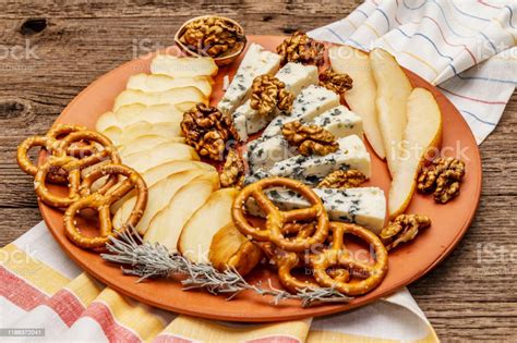 훈제 와 블루 치즈 크래커 꿀 호두와 잘 익은 배와 치즈 플레이트 안티 파스티 전통적인 스낵 레시피 아이디어 나무 보드 배경 0명에 대한 스톡 사진 및 기타 이미지 Istock