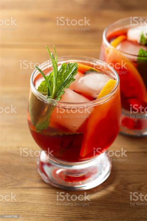 자 몽과 로즈마리 진 칵테일 상쾌한 여름 차가운 분홍색 음료 나무 테이블입니다 감귤류 과일에 대한 스톡 사진 및 기타 이미지