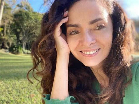 Claudia Ohana ostenta corpão aos 59 anos