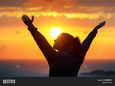 Imagen Y Foto Mujer Alabando Y Prueba Gratis Bigstock