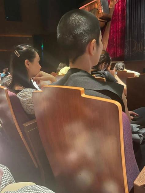 伊能靜攜兒女出遊，穿泡泡袖打扮似少女，生圖臉部痕跡明顯引熱議 每日頭條