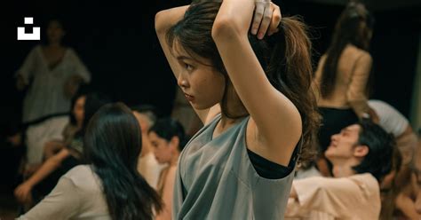 흰색 티셔츠와 파란색 데님 청바지를 입은 여자가 바닥에 앉아 있다 사진 Unsplash의 무료 포즈 이미지