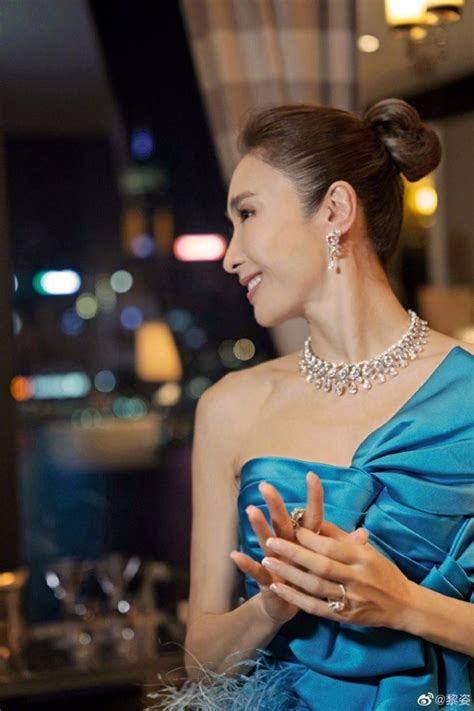 豪门阔太黎姿蓝色抹胸裙美貌不减 戴超闪钻石项链娱乐频道中华网
