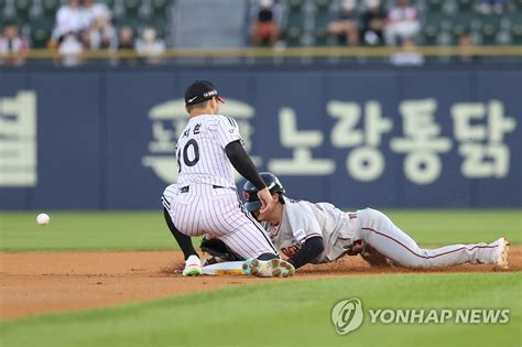 도루 성공하는 최지훈 연합뉴스