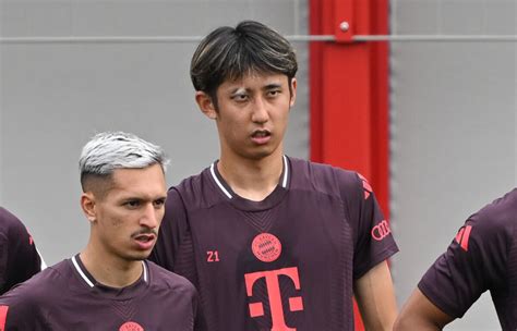 「バルサ戦で先発させよう」バイエルンdf伊藤洋輝が復帰へさらなるステップ！ ボールトレーニング再開に「プレーを見るのが待ちきれない