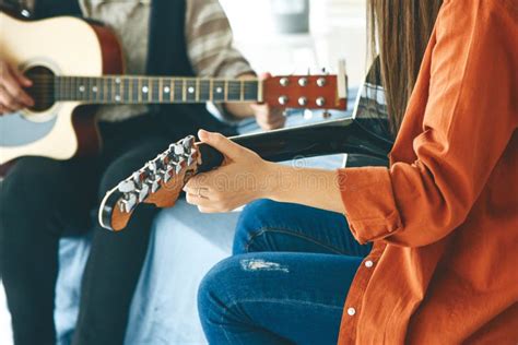 Imparare A Suonare La Chitarra Immagine Stock Immagine Di Lifestyle