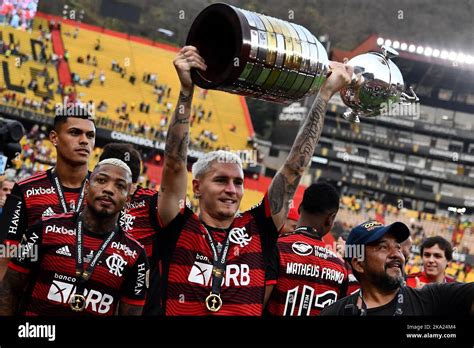 Erick Pulgar do Flamengo comemora o título após a partida entre