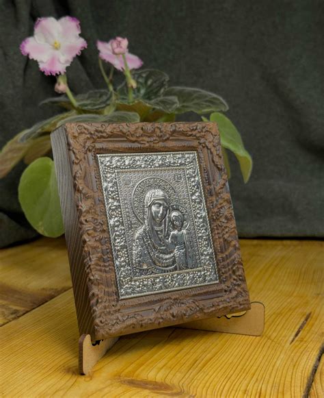 Казанська срібна ікона Божої Матері з різною рамкою з масиву ясеня 1 830 грн Предмети