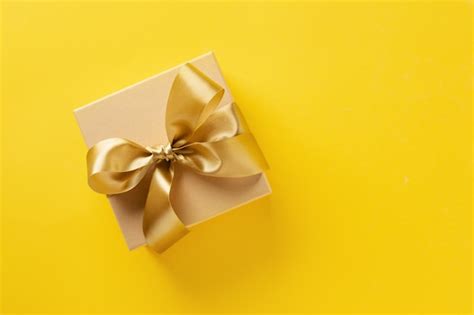 밝은 배경에 황금 리본 선물 상자 무료 사진