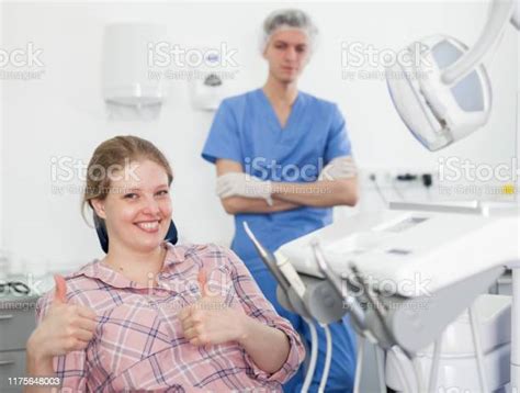 치과 진료소에서 엄지 손가락을 주는 치과 의사를 방문하는 미소 만족스러운 여성의 초상화 감정에 대한 스톡 사진 및 기타 이미지