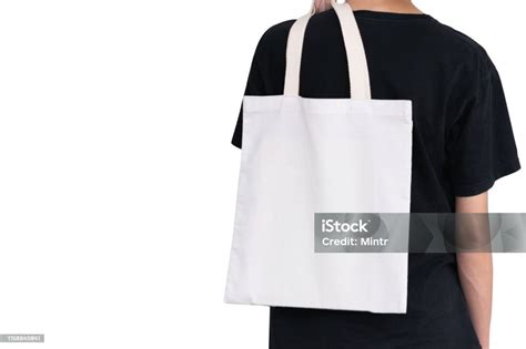 여자는 지구 개념을 저장하거나 비닐 봉지를 말하지 흰색 배경에 가방을 수행 토트백에 대한 스톡 사진 및 기타 이미지 토트백