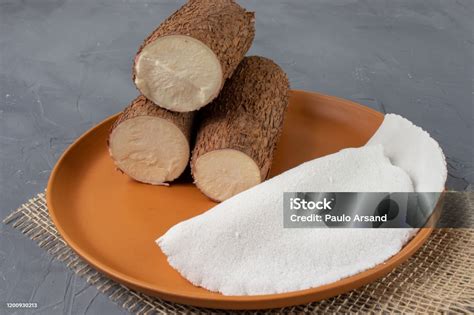 타피오카는 카사바 가루로 만든 전통 브라질 간식입니다 뒷면에 카사바와 마른 코코넛 브라질에 대한 스톡 사진 및 기타 이미지