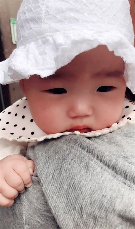 小米粒被媽媽伊能靜抱在懷裏 露甜笑萌翻 每日頭條