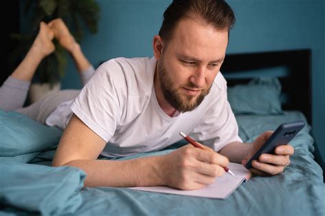 Pria Yang Menarik Berbaring Di Tempat Tidur Di Dalam Ruangan Di Rumah